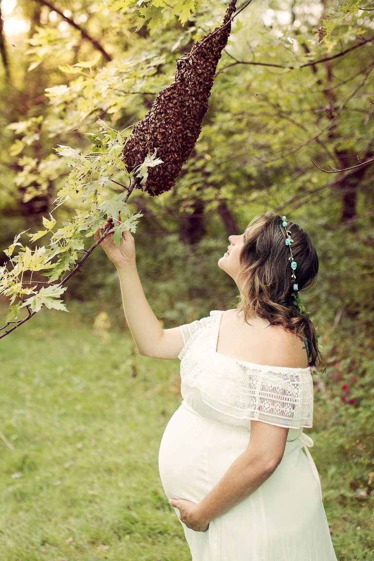 A Pregnant Lady Poses With 20,000 Bees For A Bee-autiful Photo Shoot ...